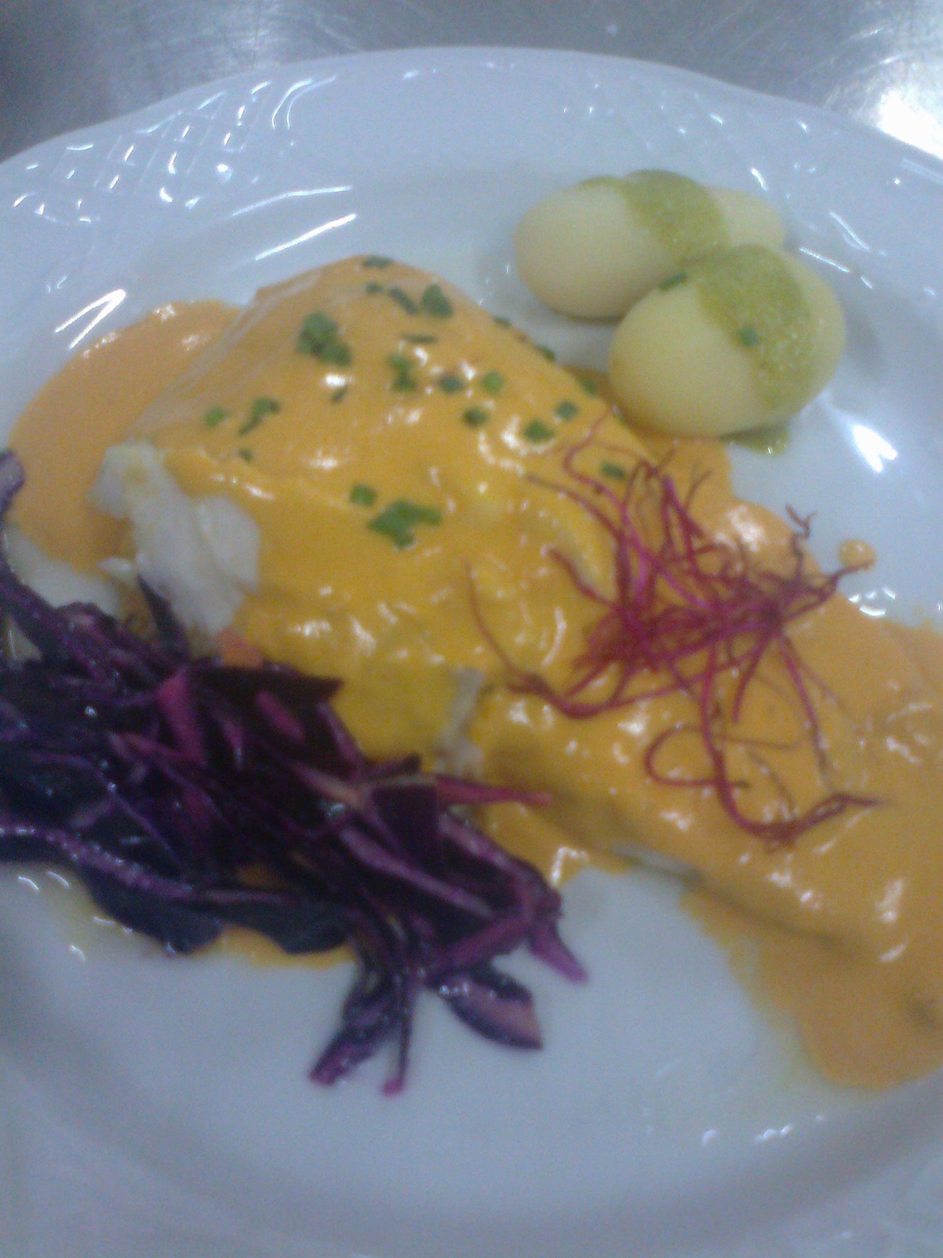 Merluza rellena con salsa de gambas | Recetas de hoy - Blogs hoy.es